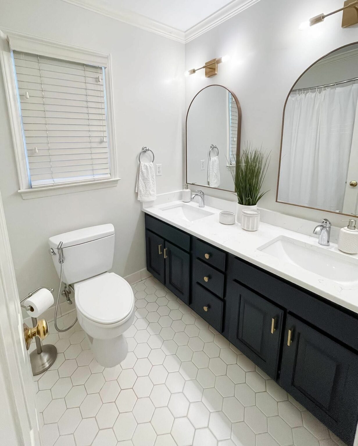 Benjamin Moore Classic Gray OC-23: Paint Color Review