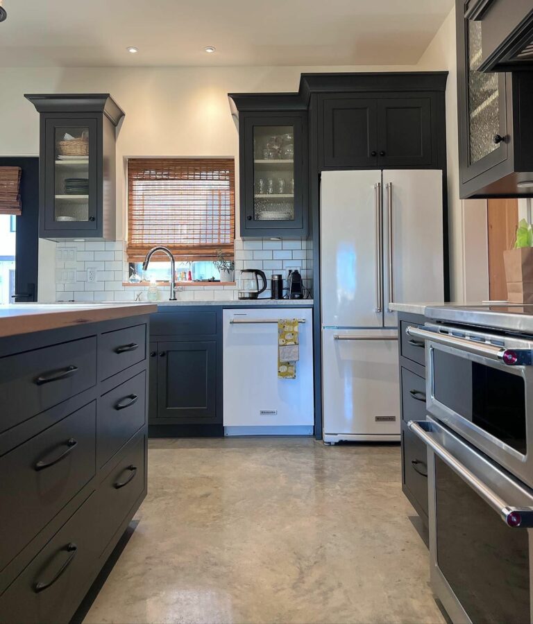 Benjamin Moore Wrought Iron 2124-10: Paint Color Review